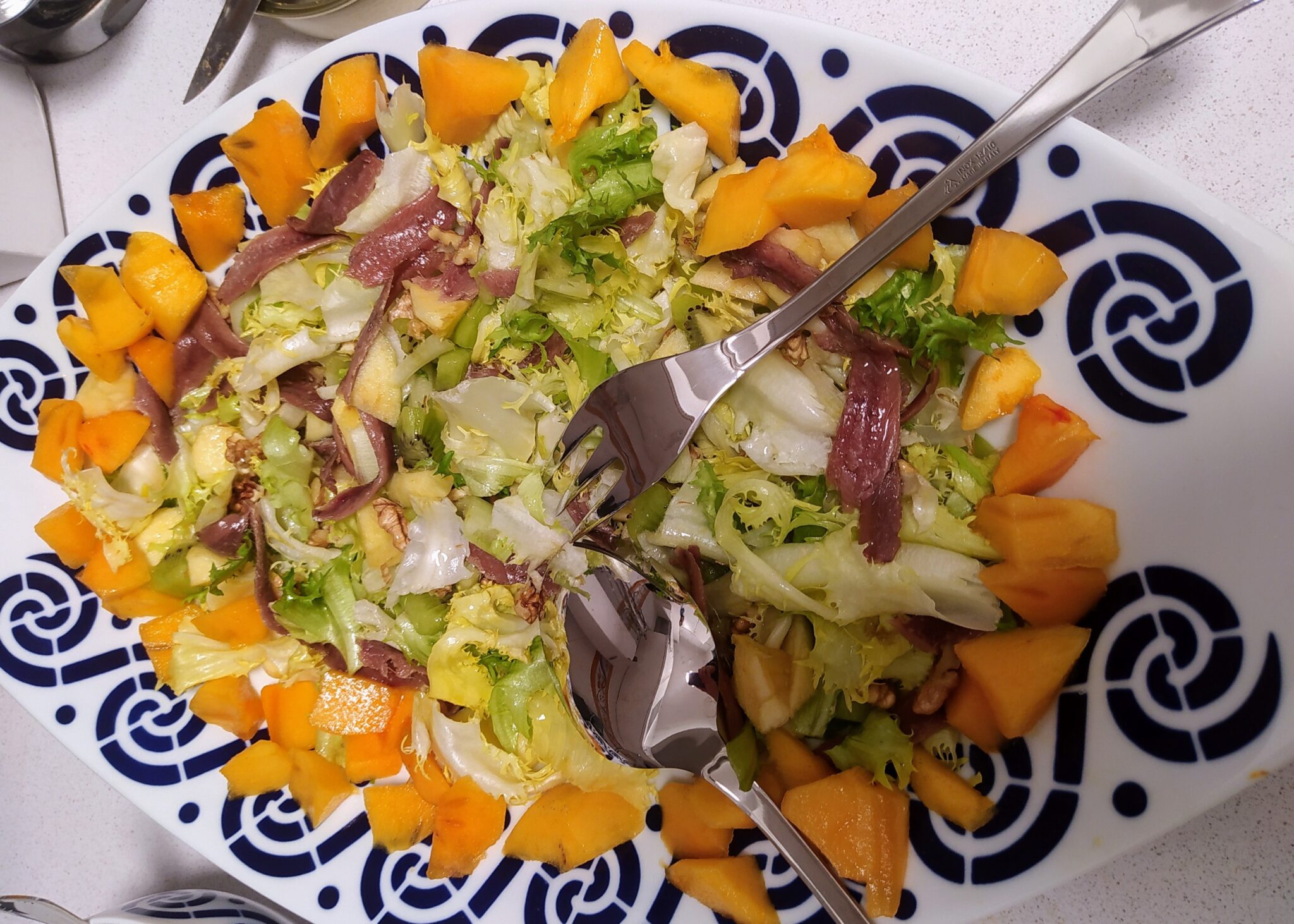 Sabrosísima Ensalada De Escarola Con Frutas Nueces Queso Y Alguna